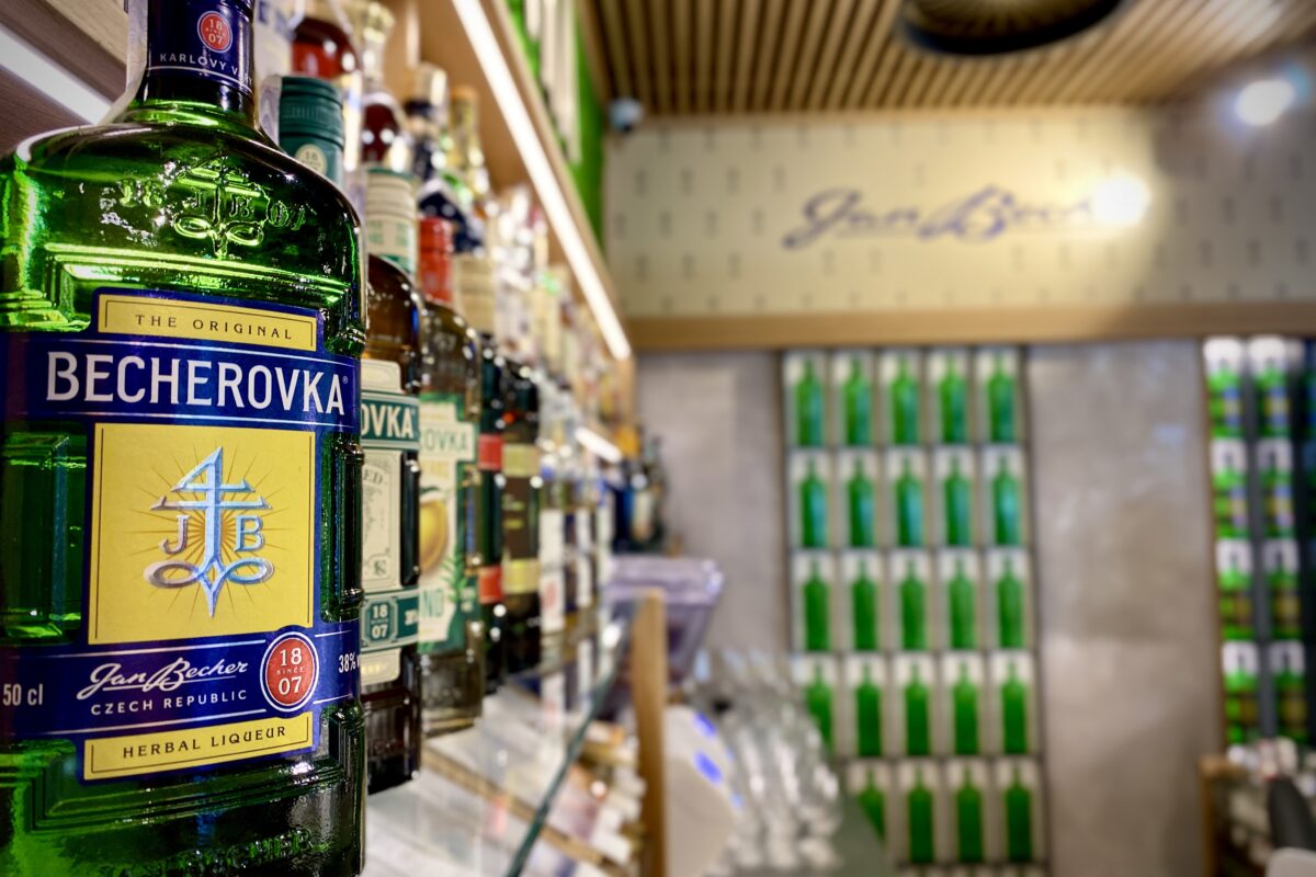 Becherovka otevřela v centru Prahy svůj první Bar & Shop | newsroom ...